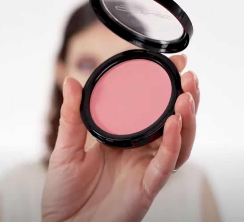 Natural formulation with intense colors and a velvety-matte finish