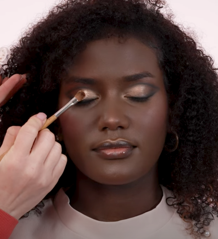 Radiant flashy and medium-opaque effect with a silky-soft texture.